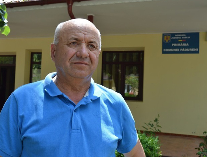 Pădureni Huși un model de prosperitate. Edilul șef Temistocle Diaconu alături de Mihai Florin ...